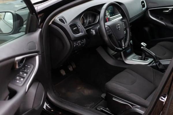 Black Volvo V40 2016 in Riga, with an engine capacity of 2.00 L and mileage of 177 thousand km for 7995 €, photo 9 on AUTOMOTO.COM.LV
