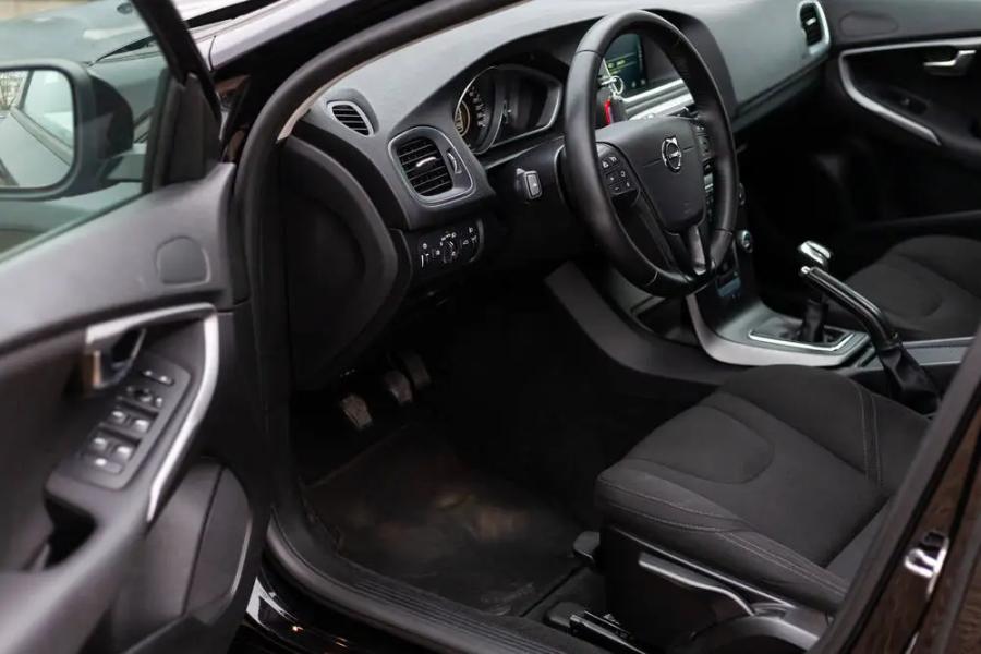 Melns Volvo V40 2016 Rīga, ar dzinēja tilpumu 2.00 L un nobraukumu 177 tūkst. km par 7995 €, foto 10 vietnē AUTOMOTO.COM.LV