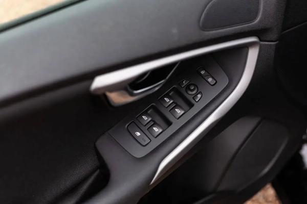 Black Volvo V40 2016 in Riga, with an engine capacity of 2.00 L and mileage of 177 thousand km for 7995 €, photo 10 on AUTOMOTO.COM.LV