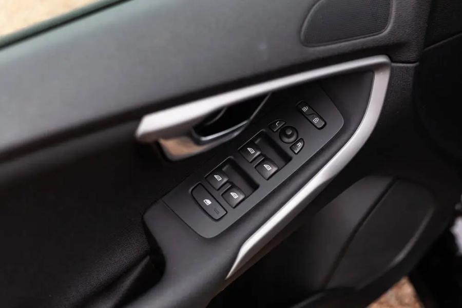 Melns Volvo V40 2016 Rīga, ar dzinēja tilpumu 2.00 L un nobraukumu 177 tūkst. km par 7995 €, foto 11 vietnē AUTOMOTO.COM.LV