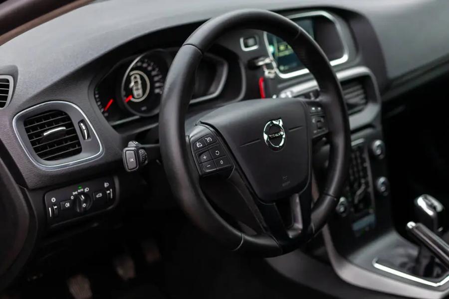 Melns Volvo V40 2016 Rīga, ar dzinēja tilpumu 2.00 L un nobraukumu 177 tūkst. km par 7995 €, foto 12 vietnē AUTOMOTO.COM.LV
