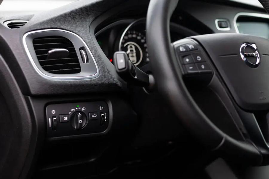 Melns Volvo V40 2016 Rīga, ar dzinēja tilpumu 2.00 L un nobraukumu 177 tūkst. km par 7995 €, foto 14 vietnē AUTOMOTO.COM.LV