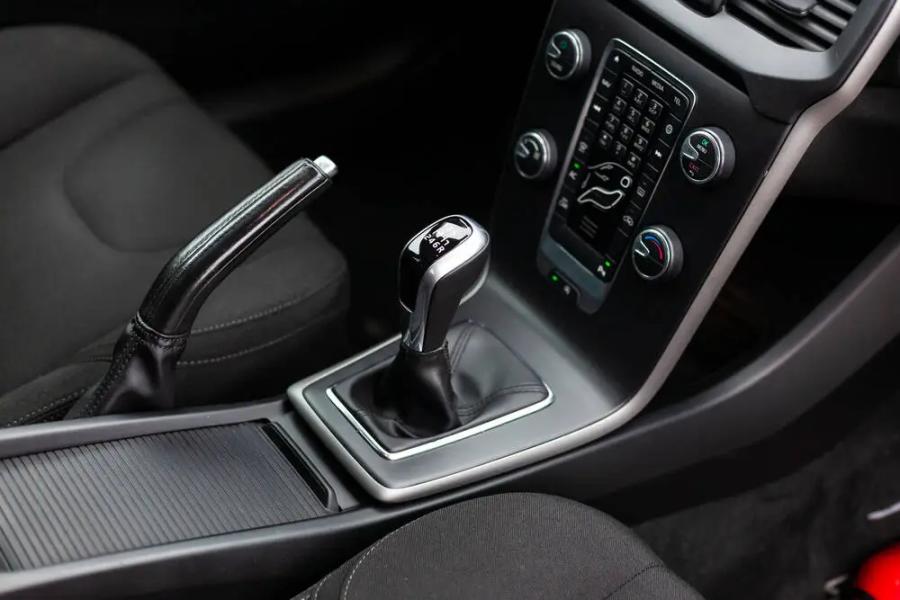 Melns Volvo V40 2016 Rīga, ar dzinēja tilpumu 2.00 L un nobraukumu 177 tūkst. km par 7995 €, foto 16 vietnē AUTOMOTO.COM.LV