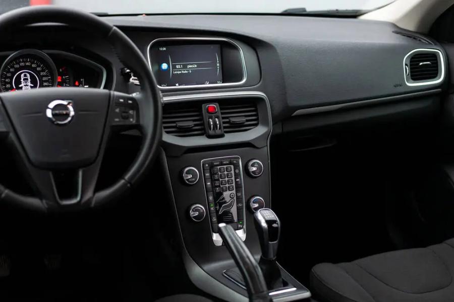 Melns Volvo V40 2016 Rīga, ar dzinēja tilpumu 2.00 L un nobraukumu 177 tūkst. km par 7995 €, foto 18 vietnē AUTOMOTO.COM.LV