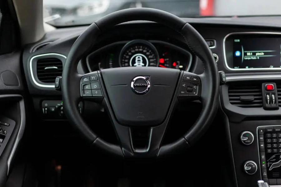Melns Volvo V40 2016 Rīga, ar dzinēja tilpumu 2.00 L un nobraukumu 177 tūkst. km par 7995 €, foto 19 vietnē AUTOMOTO.COM.LV