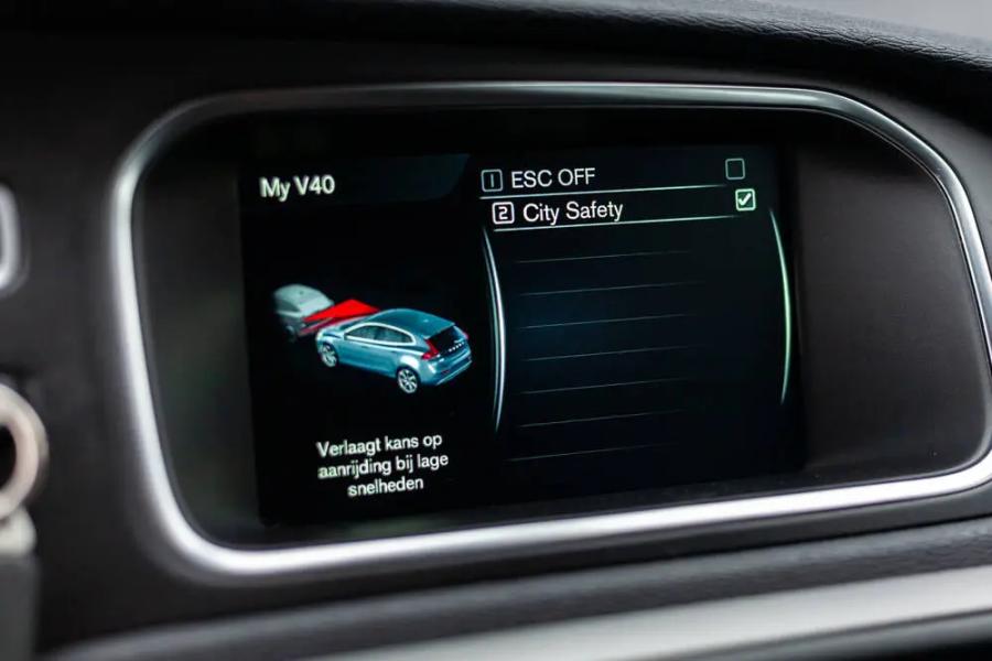 Melns Volvo V40 2016 Rīga, ar dzinēja tilpumu 2.00 L un nobraukumu 177 tūkst. km par 7995 €, foto 23 vietnē AUTOMOTO.COM.LV