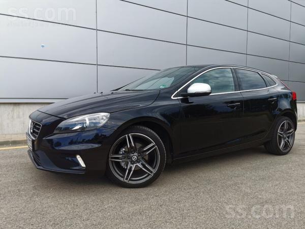 Black Volvo V40 2016 in Riga, with an engine capacity of 2.00 L and mileage of 238 thousand km for 7450 €, photo 1 on AUTOMOTO.COM.LV
