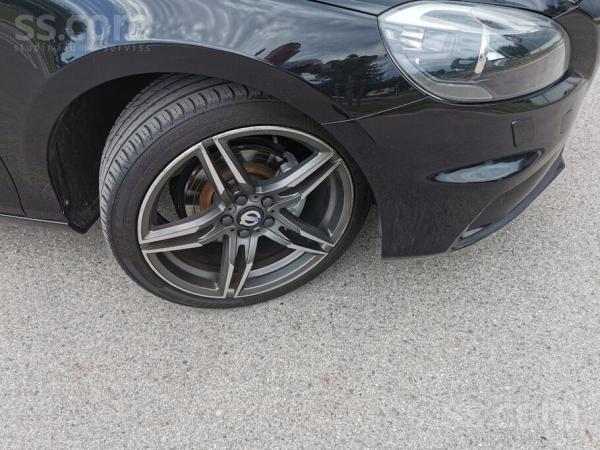 Black Volvo V40 2016 in Riga, with an engine capacity of 2.00 L and mileage of 238 thousand km for 7450 €, photo 3 on AUTOMOTO.COM.LV