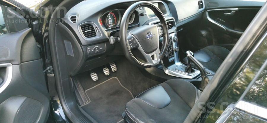 Melns Volvo V40 2016 Rīga, ar dzinēja tilpumu 2.00 L un nobraukumu 238 tūkst. km par 7450 €, foto 24 vietnē AUTOMOTO.COM.LV