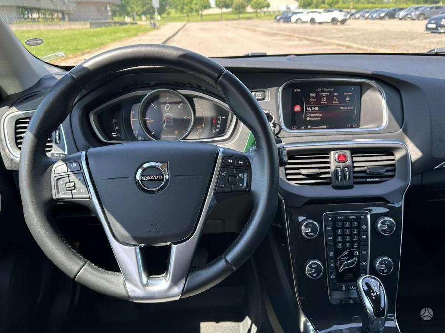 Melns Volvo V40 2016 Kauņa, ar dzinēja tilpumu 2.00 L un nobraukumu 195 tūkst. km par 9950 €, foto 4 vietnē AUTOMOTO.COM.LV