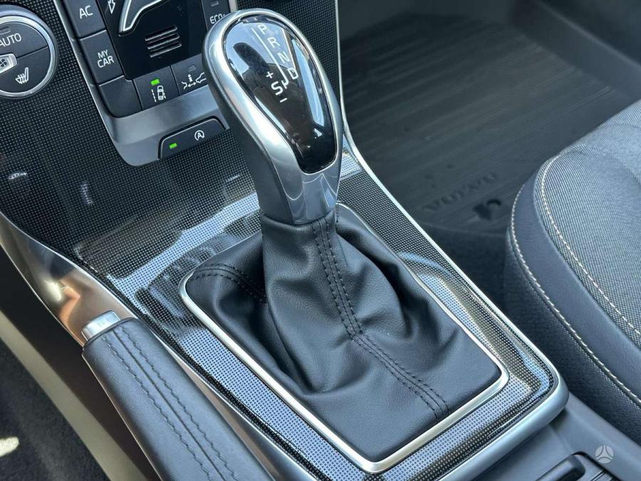 Melns Volvo V40 2016 Kauņa, ar dzinēja tilpumu 2.00 L un nobraukumu 195 tūkst. km par 9950 €, foto 12 vietnē AUTOMOTO.COM.LV