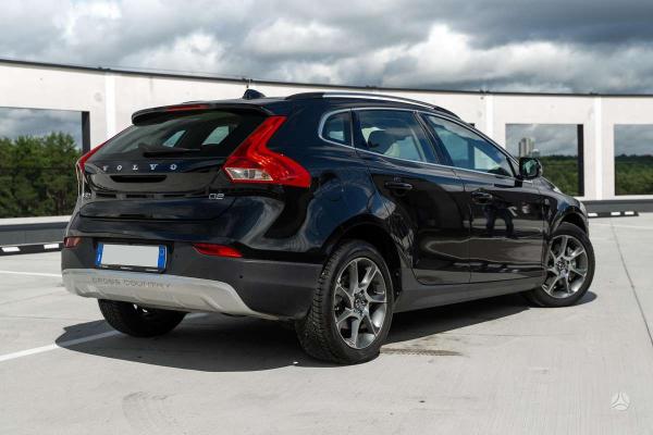 Melns Volvo V40 2016 Viļņa, ar dzinēja tilpumu 2.00 L un nobraukumu 153 tūkst. km par 9600 €, foto 2 vietnē AUTOMOTO.COM.LV