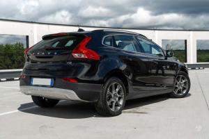 Black Volvo V40 2016 in Vilnius, with an engine capacity of 2.00 L and mileage of 153 thousand km for 9600 €, photo 3 on AUTOMOTO.COM.LV