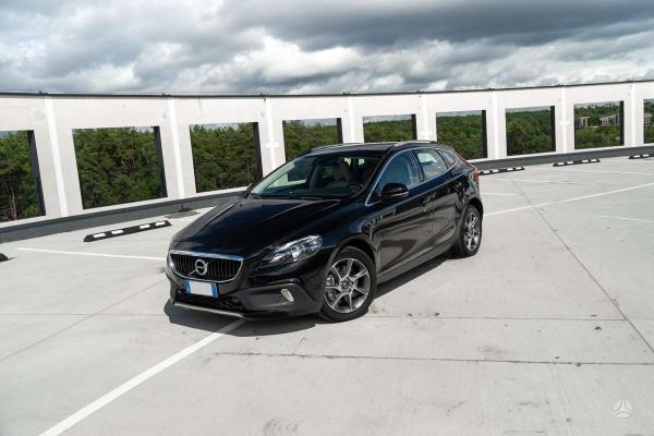 Melns Volvo V40 2016 Viļņa, ar dzinēja tilpumu 2.00 L un nobraukumu 153 tūkst. km par 9600 €, foto 3 vietnē AUTOMOTO.COM.LV