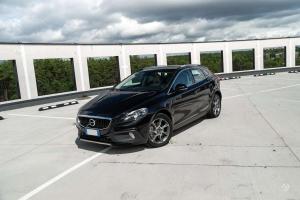 Black Volvo V40 2016 in Vilnius, with an engine capacity of 2.00 L and mileage of 153 thousand km for 9600 €, photo 4 on AUTOMOTO.COM.LV