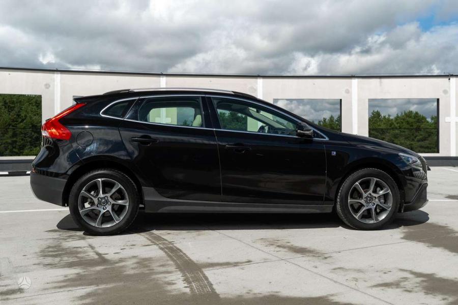 Black Volvo V40 2016 in Vilnius, with an engine capacity of 2.00 L and mileage of 153 thousand km for 9600 €, photo 5 on AUTOMOTO.COM.LV