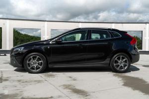 Black Volvo V40 2016 in Vilnius, with an engine capacity of 2.00 L and mileage of 153 thousand km for 9600 €, photo 6 on AUTOMOTO.COM.LV