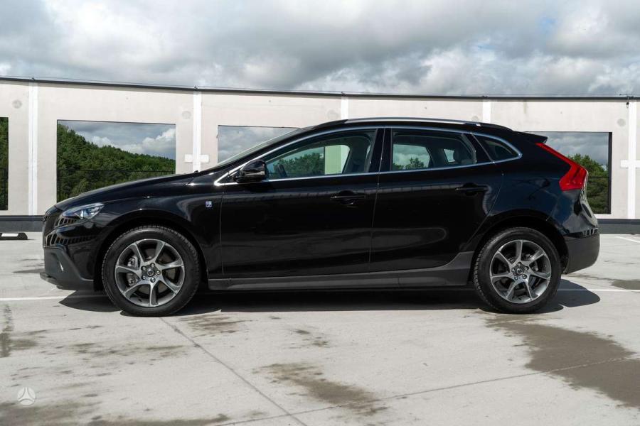 Black Volvo V40 2016 in Vilnius, with an engine capacity of 2.00 L and mileage of 153 thousand km for 9600 €, photo 6 on AUTOMOTO.COM.LV
