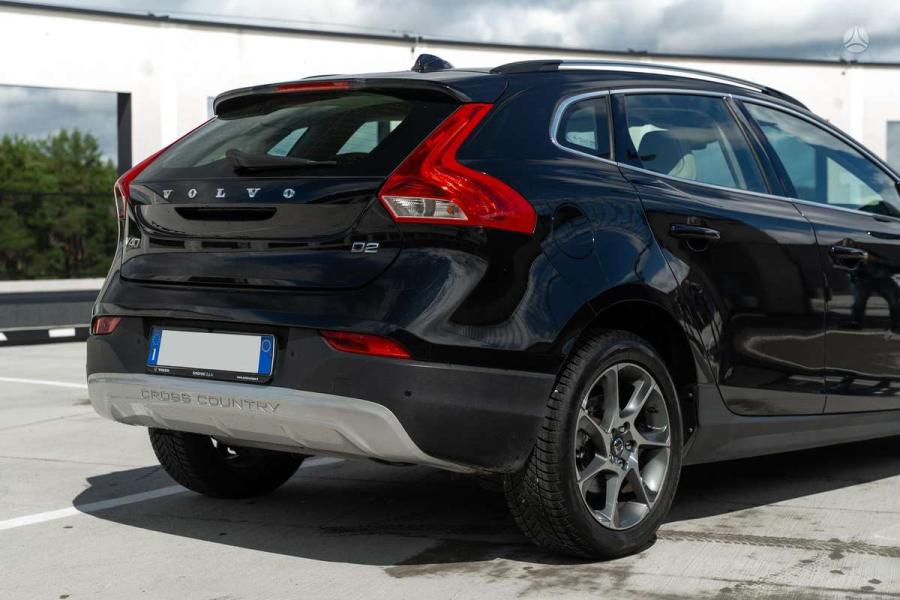 Black Volvo V40 2016 in Vilnius, with an engine capacity of 2.00 L and mileage of 153 thousand km for 9600 €, photo 8 on AUTOMOTO.COM.LV