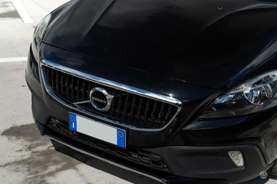 Black Volvo V40 2016 in Vilnius, with an engine capacity of 2.00 L and mileage of 153 thousand km for 9600 €, photo 9 on AUTOMOTO.COM.LV