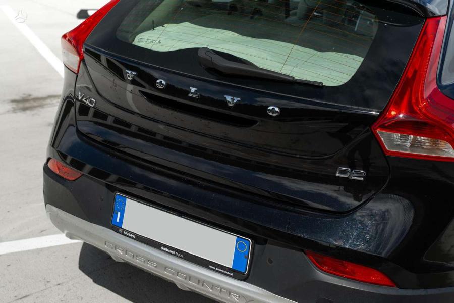 Black Volvo V40 2016 in Vilnius, with an engine capacity of 2.00 L and mileage of 153 thousand km for 9600 €, photo 10 on AUTOMOTO.COM.LV
