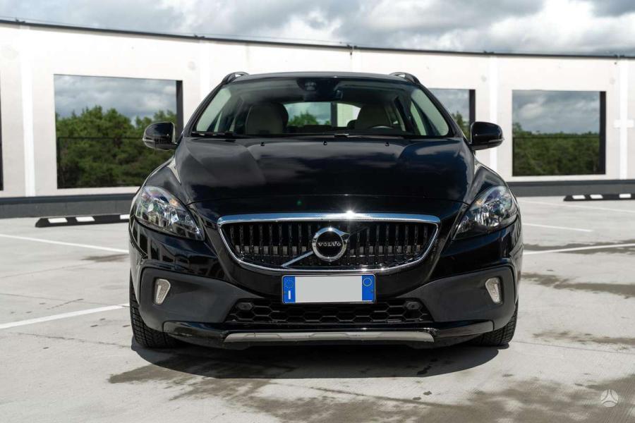 Black Volvo V40 2016 in Vilnius, with an engine capacity of 2.00 L and mileage of 153 thousand km for 9600 €, photo 11 on AUTOMOTO.COM.LV