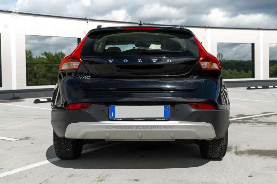 Black Volvo V40 2016 in Vilnius, with an engine capacity of 2.00 L and mileage of 153 thousand km for 9600 €, photo 12 on AUTOMOTO.COM.LV