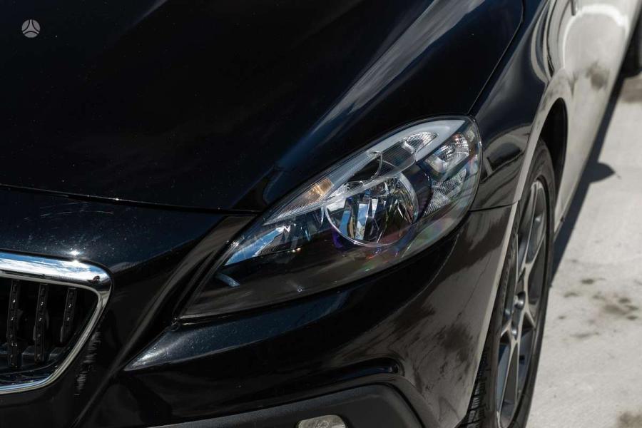 Black Volvo V40 2016 in Vilnius, with an engine capacity of 2.00 L and mileage of 153 thousand km for 9600 €, photo 13 on AUTOMOTO.COM.LV