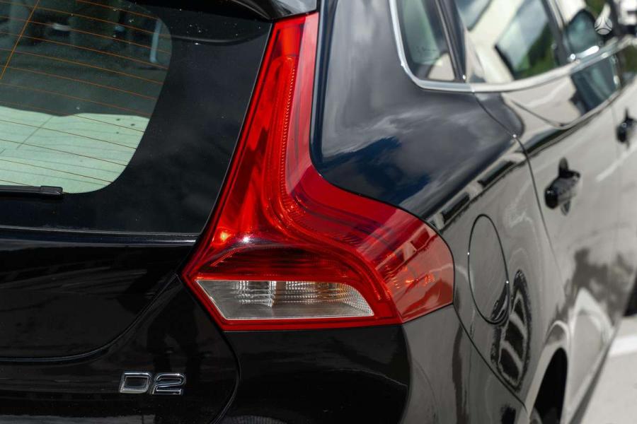 Black Volvo V40 2016 in Vilnius, with an engine capacity of 2.00 L and mileage of 153 thousand km for 9600 €, photo 14 on AUTOMOTO.COM.LV