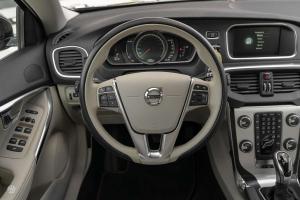 Black Volvo V40 2016 in Vilnius, with an engine capacity of 2.00 L and mileage of 153 thousand km for 9600 €, photo 17 on AUTOMOTO.COM.LV