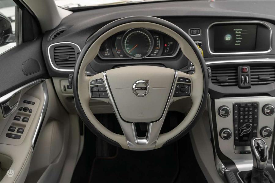 Black Volvo V40 2016 in Vilnius, with an engine capacity of 2.00 L and mileage of 153 thousand km for 9600 €, photo 17 on AUTOMOTO.COM.LV