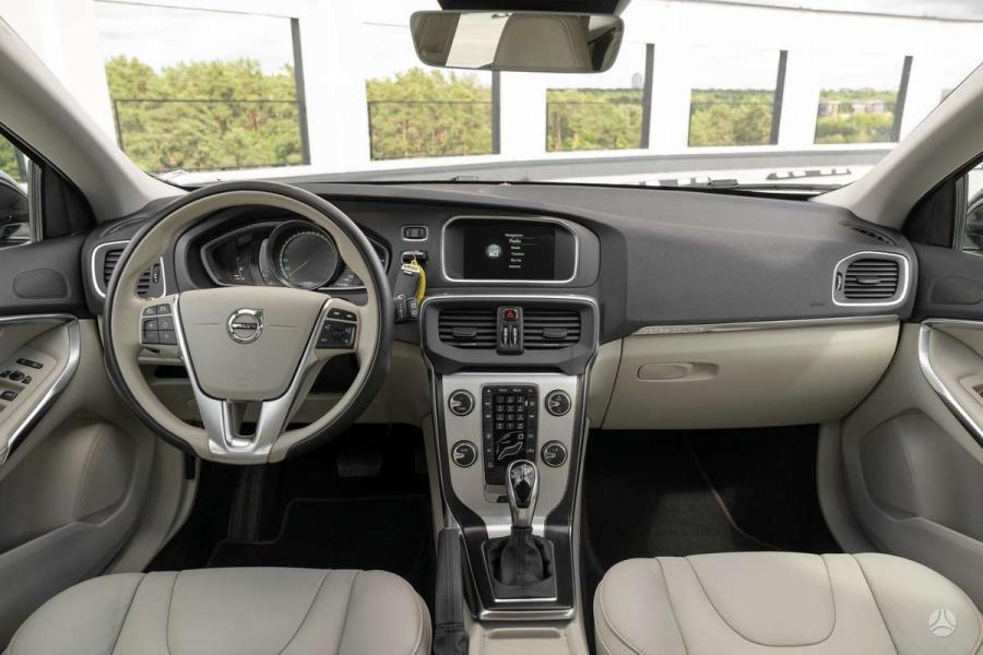 Black Volvo V40 2016 in Vilnius, with an engine capacity of 2.00 L and mileage of 153 thousand km for 9600 €, photo 18 on AUTOMOTO.COM.LV