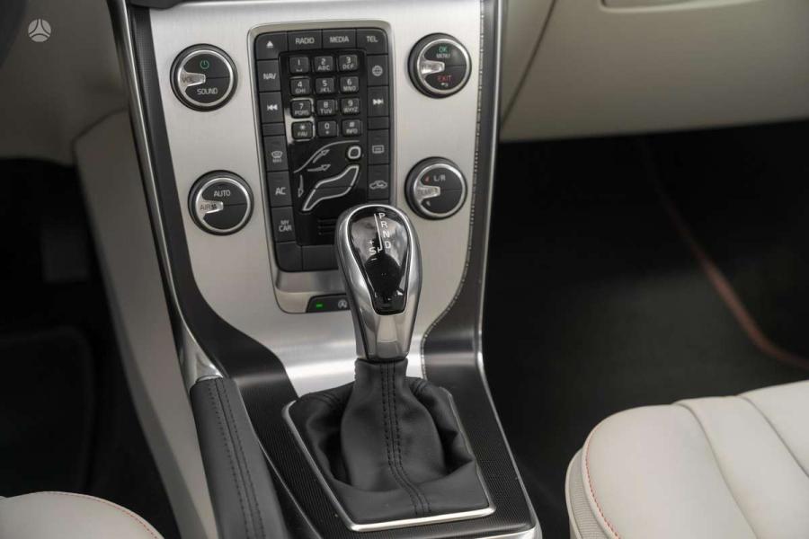 Black Volvo V40 2016 in Vilnius, with an engine capacity of 2.00 L and mileage of 153 thousand km for 9600 €, photo 19 on AUTOMOTO.COM.LV