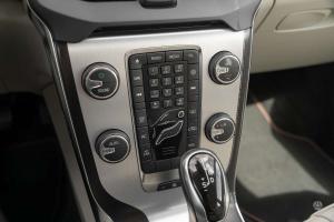 Black Volvo V40 2016 in Vilnius, with an engine capacity of 2.00 L and mileage of 153 thousand km for 9600 €, photo 24 on AUTOMOTO.COM.LV