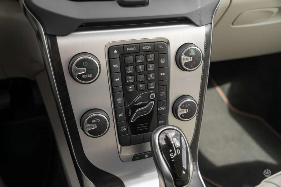 Black Volvo V40 2016 in Vilnius, with an engine capacity of 2.00 L and mileage of 153 thousand km for 9600 €, photo 24 on AUTOMOTO.COM.LV