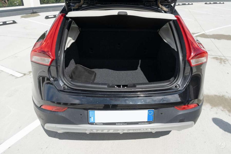 Black Volvo V40 2016 in Vilnius, with an engine capacity of 2.00 L and mileage of 153 thousand km for 9600 €, photo 28 on AUTOMOTO.COM.LV