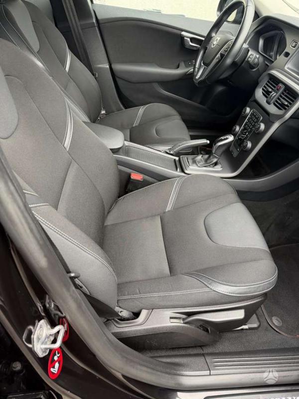Black Volvo V40 2016 in Alytus, with an engine capacity of 1.97 L and mileage of 184 thousand km for 8500 €, photo 9 on AUTOMOTO.COM.LV