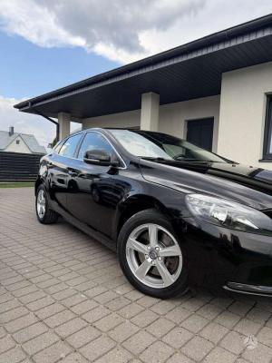 Black Volvo V40 2016 in Alytus, with an engine capacity of 1.97 L and mileage of 184 thousand km for 8500 €, photo  on AUTOMOTO.COM.LV