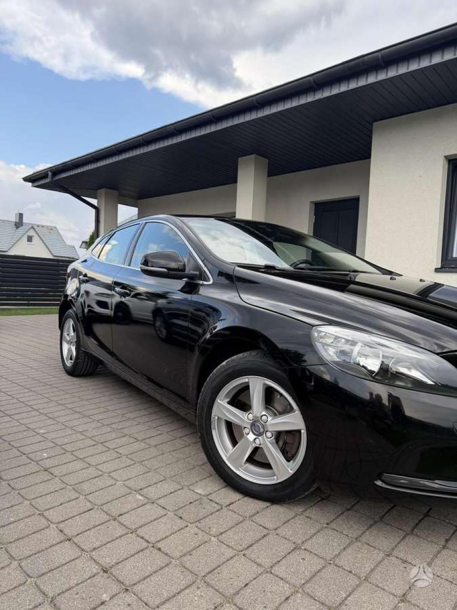 Melns Volvo V40 2016 Alīta, ar dzinēja tilpumu 1.97 L un nobraukumu 184 tūkst. km par 8500 €, foto 1 vietnē AUTOMOTO.COM.LV