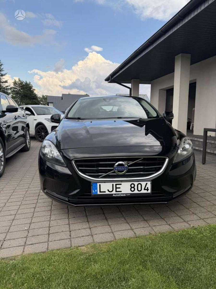 Melns Volvo V40 2016 Alīta, ar dzinēja tilpumu 1.97 L un nobraukumu 184 tūkst. km par 8500 €, foto 3 vietnē AUTOMOTO.COM.LV