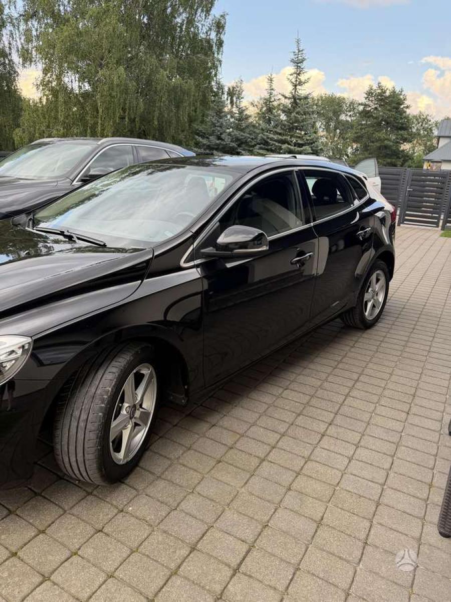 Melns Volvo V40 2016 Alīta, ar dzinēja tilpumu 1.97 L un nobraukumu 184 tūkst. km par 8500 €, foto 4 vietnē AUTOMOTO.COM.LV