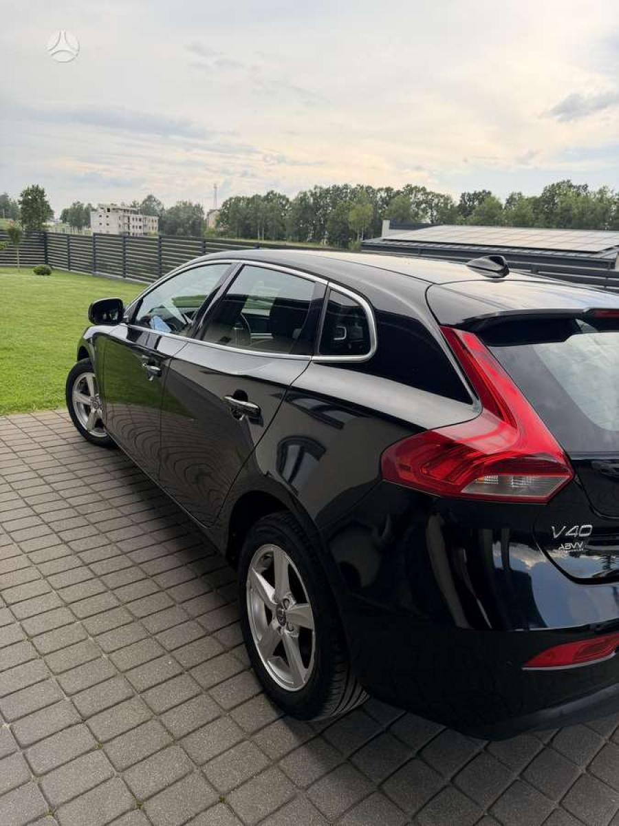 Melns Volvo V40 2016 Alīta, ar dzinēja tilpumu 1.97 L un nobraukumu 184 tūkst. km par 8500 €, foto 5 vietnē AUTOMOTO.COM.LV