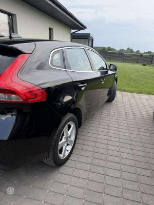 Melns Volvo V40 2016 Alīta, ar dzinēja tilpumu 1.97 L un nobraukumu 184 tūkst. km par 8500 €, foto 6 vietnē AUTOMOTO.COM.LV