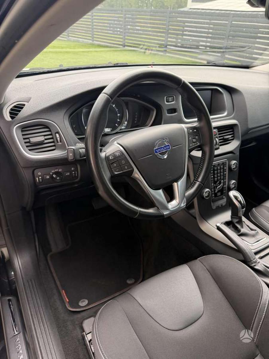 Melns Volvo V40 2016 Alīta, ar dzinēja tilpumu 1.97 L un nobraukumu 184 tūkst. km par 8500 €, foto 8 vietnē AUTOMOTO.COM.LV
