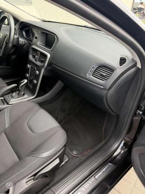 Melns Volvo V40 2016 Alīta, ar dzinēja tilpumu 1.97 L un nobraukumu 184 tūkst. km par 8500 €, foto 9 vietnē AUTOMOTO.COM.LV