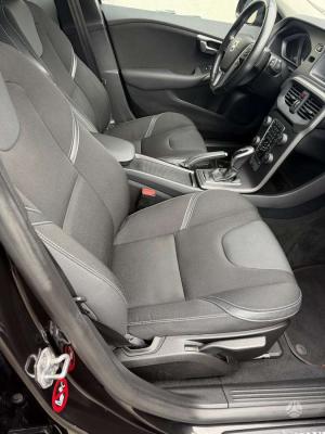 Melns Volvo V40 2016 Alīta, ar dzinēja tilpumu 1.97 L un nobraukumu 184 tūkst. km par 8500 €, foto 10 vietnē AUTOMOTO.COM.LV