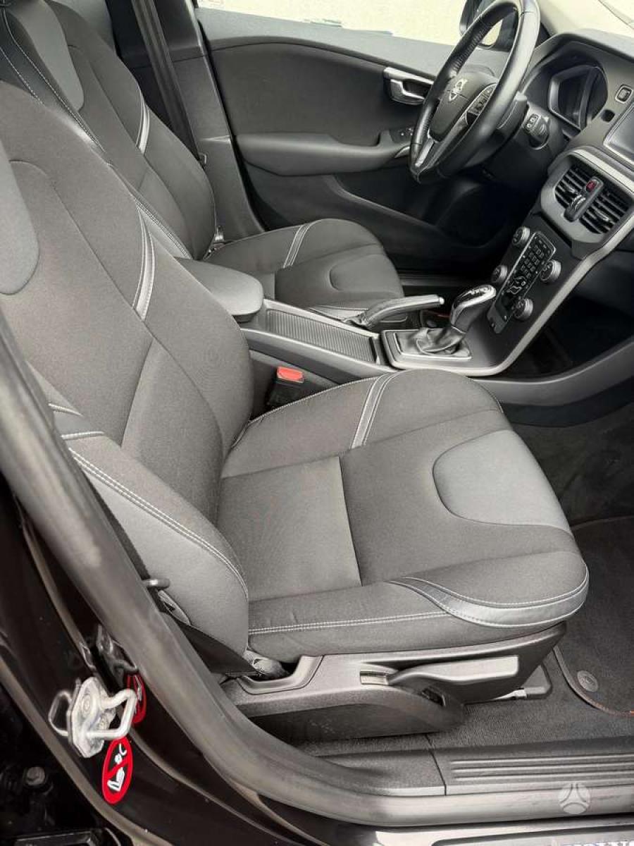 Melns Volvo V40 2016 Alīta, ar dzinēja tilpumu 1.97 L un nobraukumu 184 tūkst. km par 8500 €, foto 10 vietnē AUTOMOTO.COM.LV