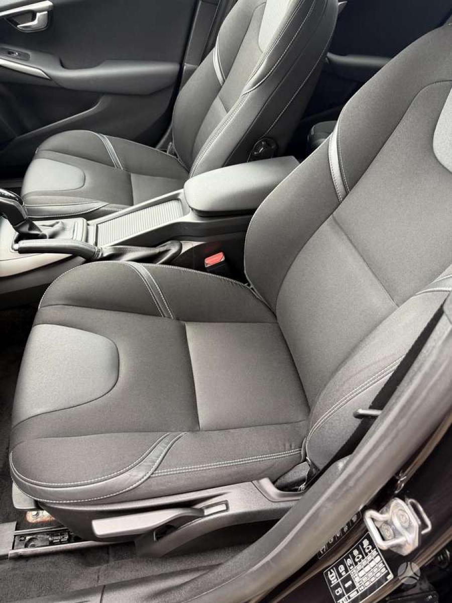 Melns Volvo V40 2016 Alīta, ar dzinēja tilpumu 1.97 L un nobraukumu 184 tūkst. km par 8500 €, foto 11 vietnē AUTOMOTO.COM.LV