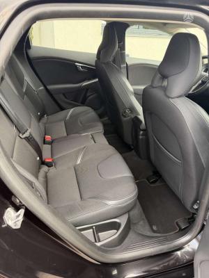 Melns Volvo V40 2016 Alīta, ar dzinēja tilpumu 1.97 L un nobraukumu 184 tūkst. km par 8500 €, foto 13 vietnē AUTOMOTO.COM.LV
