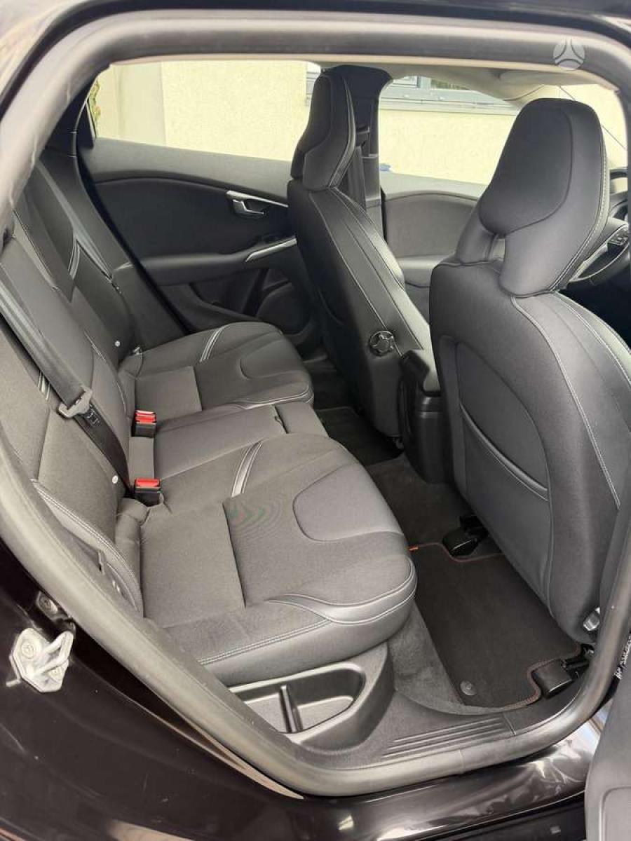 Melns Volvo V40 2016 Alīta, ar dzinēja tilpumu 1.97 L un nobraukumu 184 tūkst. km par 8500 €, foto 13 vietnē AUTOMOTO.COM.LV